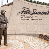 Pat Head Summitt Plaza and Statue - Monument / Landmark in Knoxville