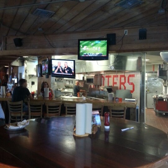 Hooters - American Restaurant