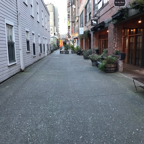 Post Alley - Pike Place - 6 tips from 1130 visitors