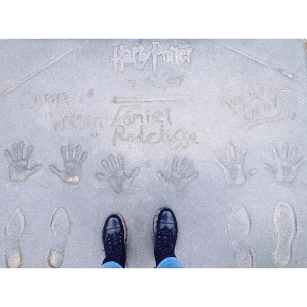 Hollywood Famous Hand Prints 5 Visitors hollywood-famous-hand-prints-5-visitors