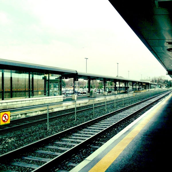 Clarkson GO Station - Train Station