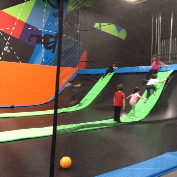 iSaute Centre de Trampoline - Theme Park in Laval