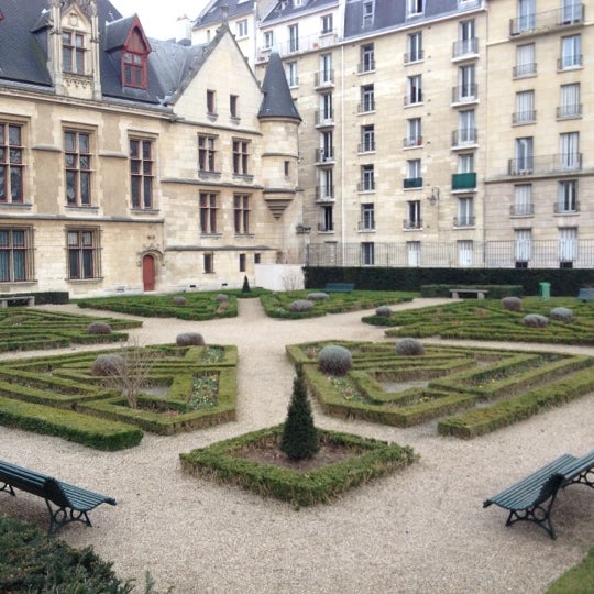 Bibliothèque Forney - College Library in Hôtel-de-Ville