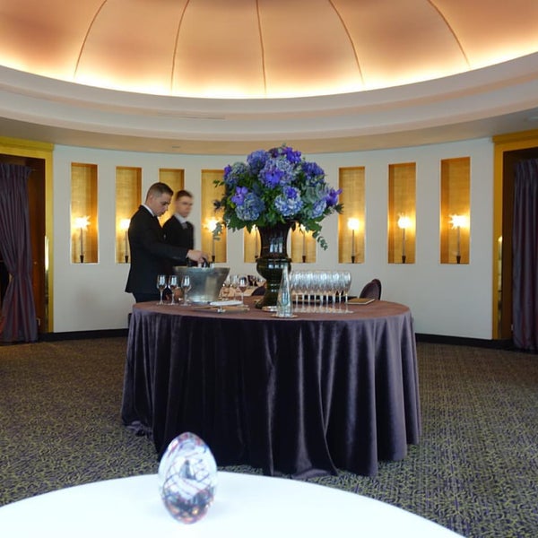 Le Diane - French Restaurant in Champs-Élysées