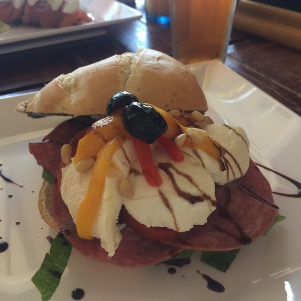 Between 2 Buns - Sandwich Place