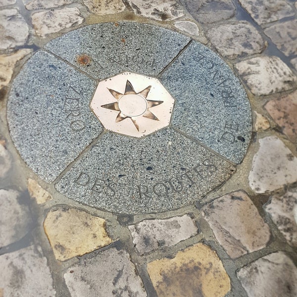 Point Zéro des Routes de France - Historic Site in Paris