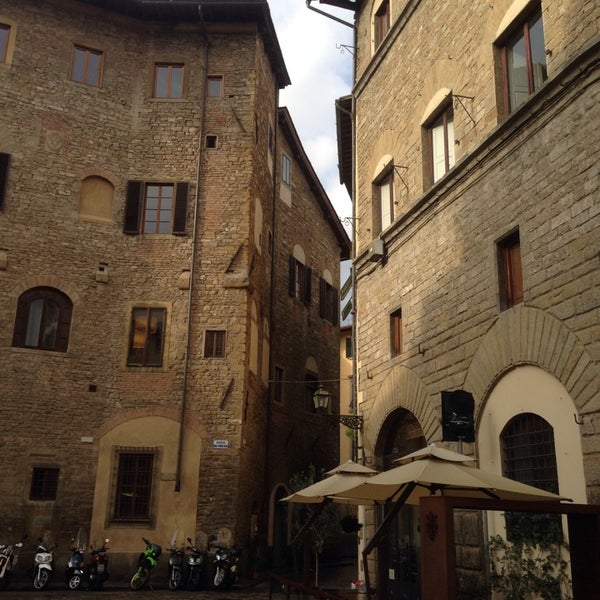 Piazza de' Peruzzi - Plaza in Florence