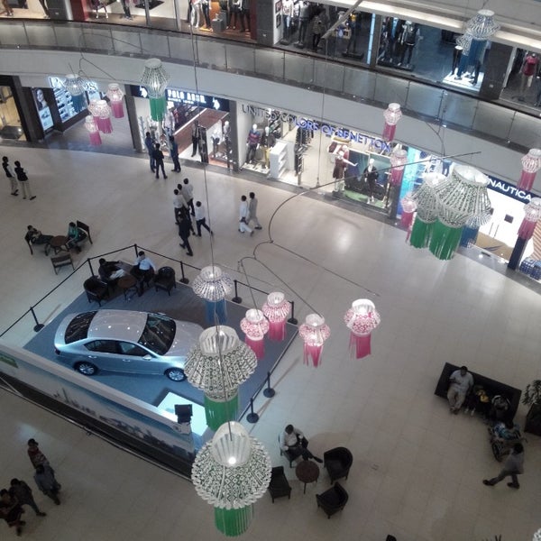 VR Surat - Shopping Mall in Sūrat