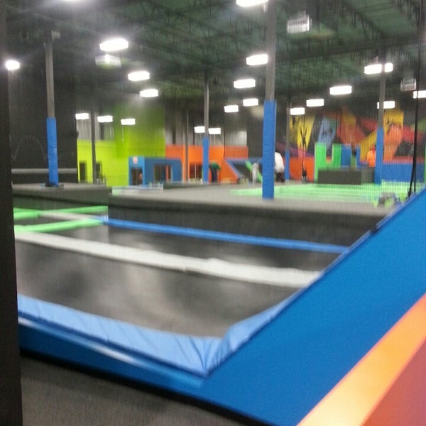 iSaute Centre de Trampoline - Theme Park in Laval