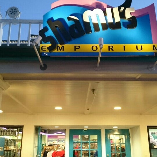 Shamu's Emporium - Sea World Theme Park - 3 tips