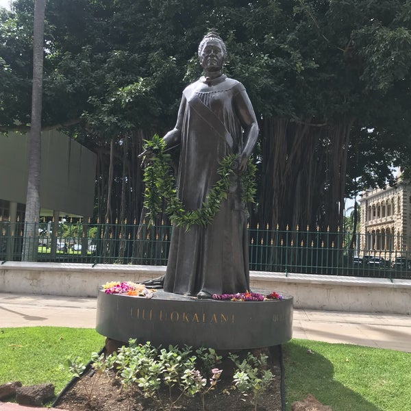 Queen Liliʻuokalani Statue - Outdoor Sculpture in Honolulu