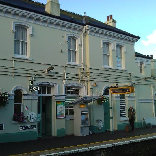 West Worthing Railway Station (WWO) - Train Station in Worthing