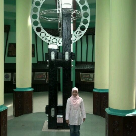 Tugu Khatulistiwa - Monument / Landmark
