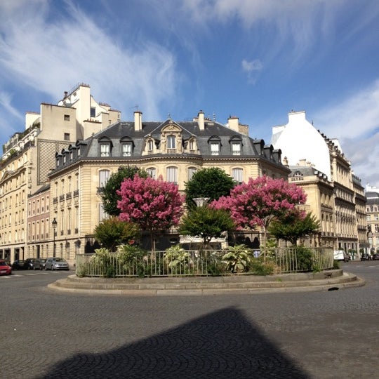 Place François 1er - Champs-Élysées - 2 tips