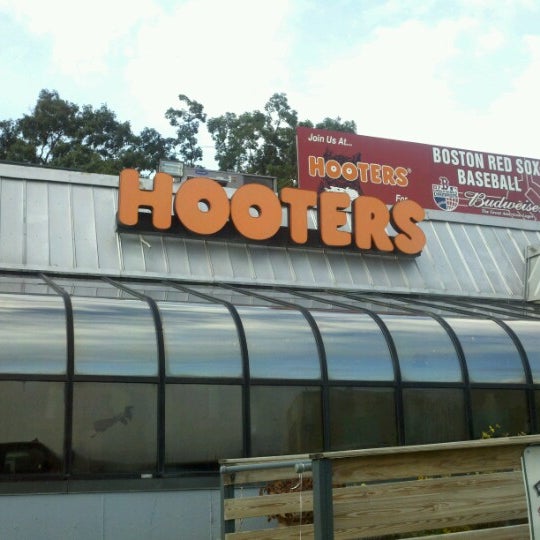Hooters (Now Closed) - American Restaurant in Warwick